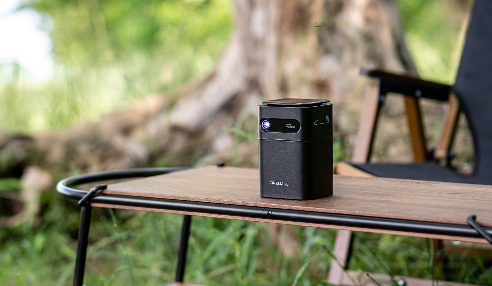 持ち運びも簡単！ミニプロジェクターで自宅や外出先での楽しみを広げよう | CINEMAGE（シネマージュ）オフィシャルサイト